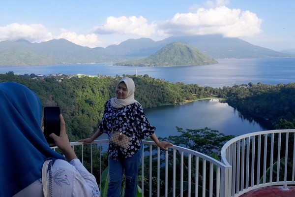 Menikmati pemandangan Danau Ngade dari Puncak Danau Laguna di Ternate ...